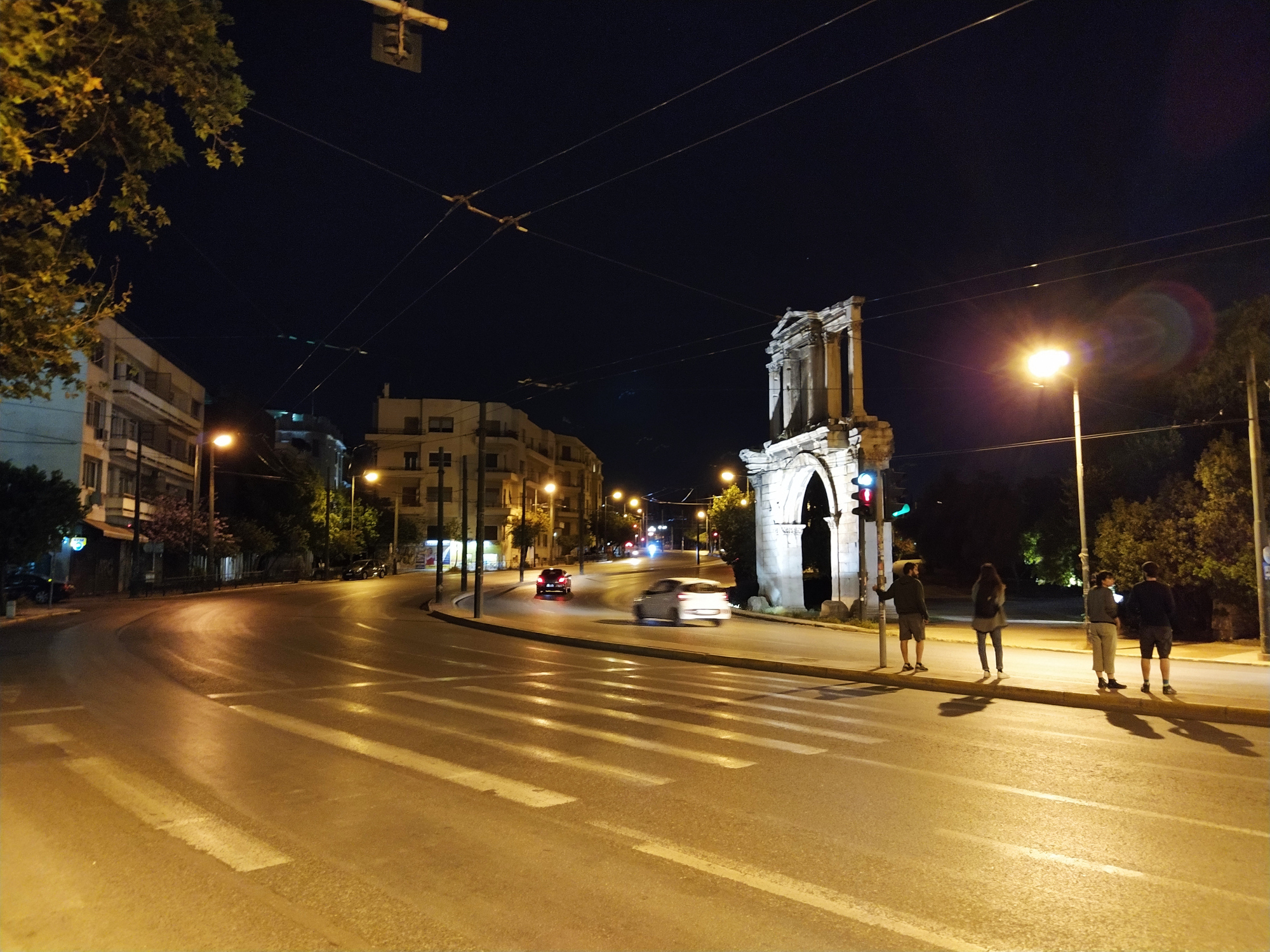 Bόλτα στην Αθηνα πρώτο βράδυ μετά την άρση των μέτρων -monopoli.gr