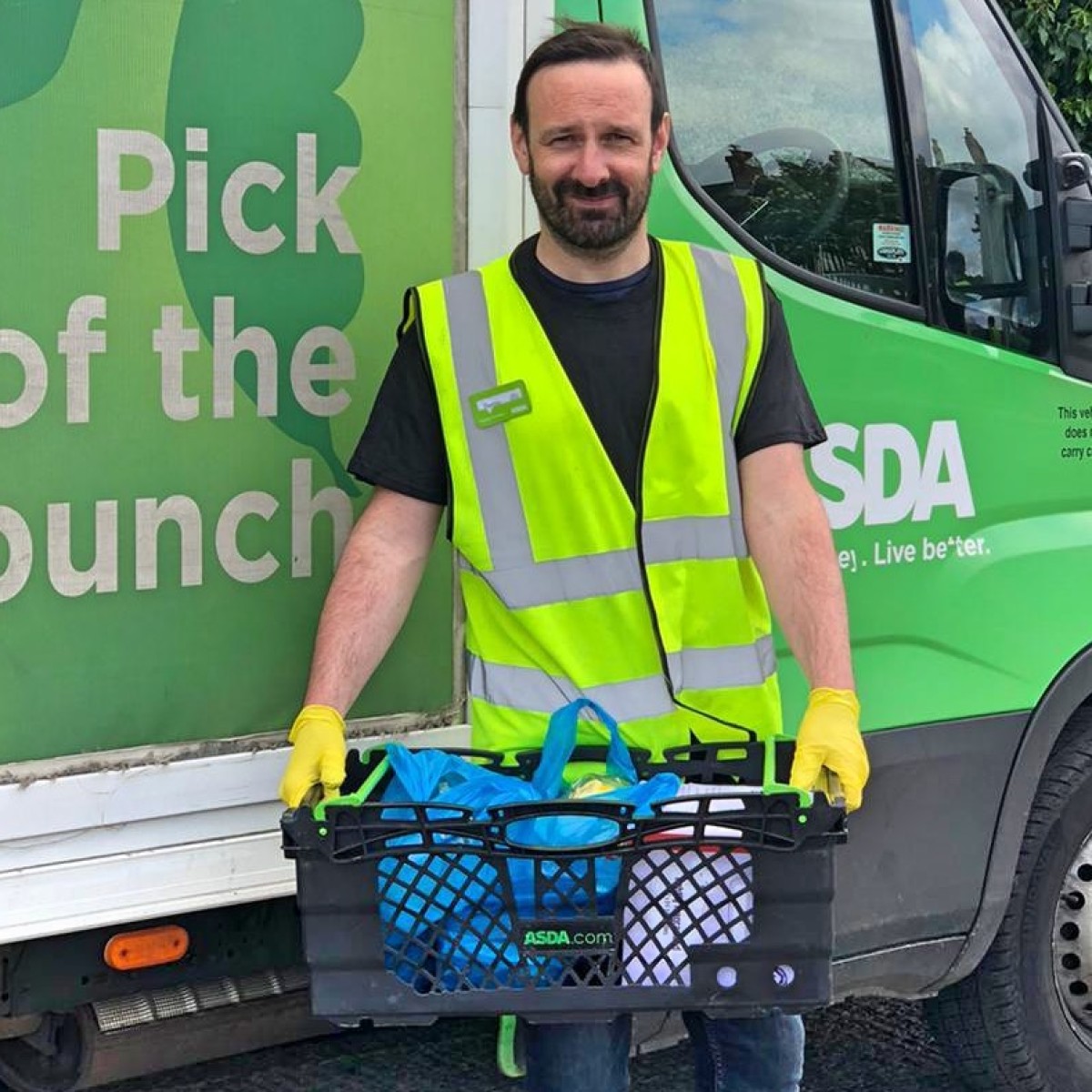 Ο Michael Condron βοηθά ως διανομέας, εν μέσω πανδημίας-νέα