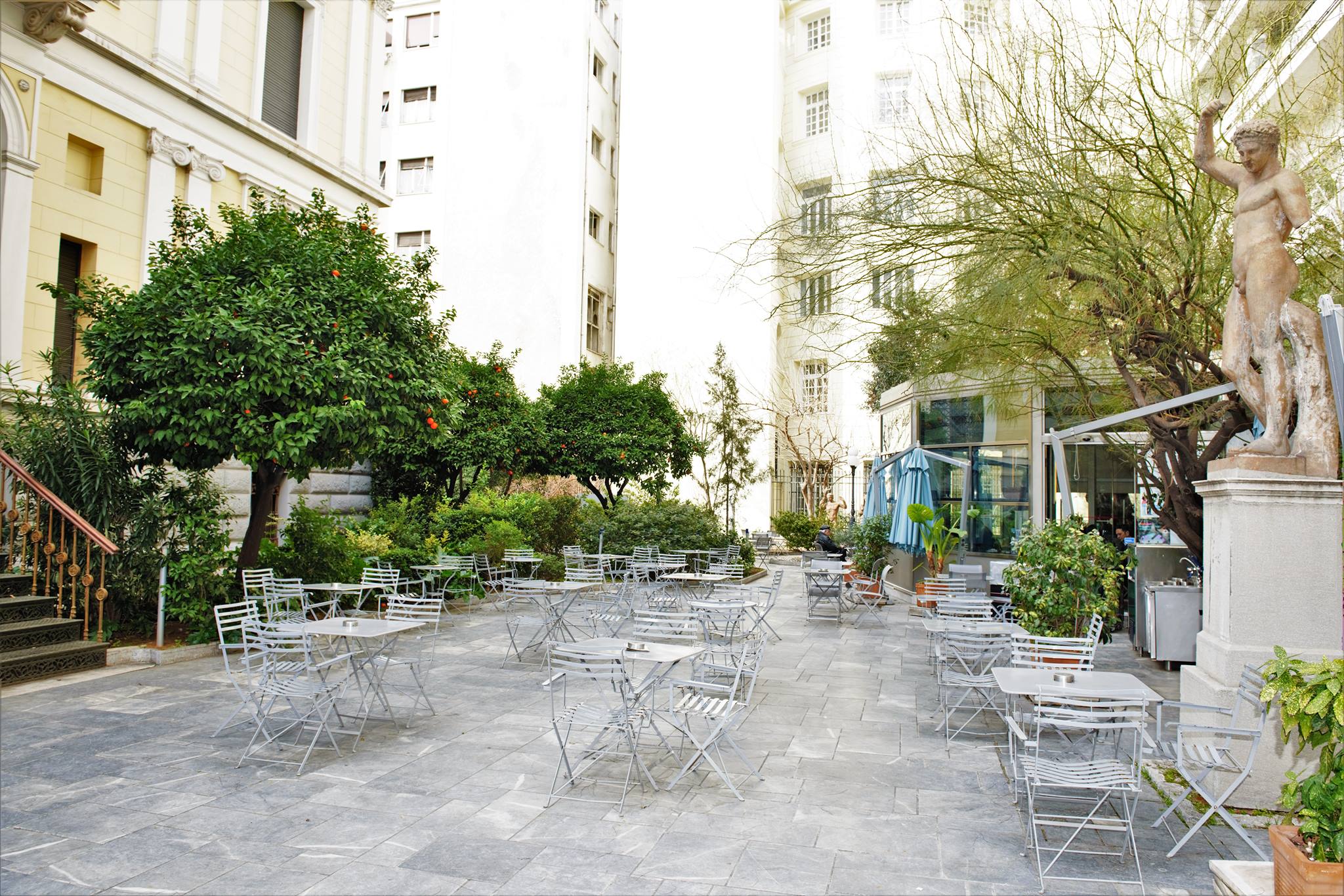 Καφές και ποτό στις πιο όμορφες αυλές στην Αθήνα -monopoli.gr