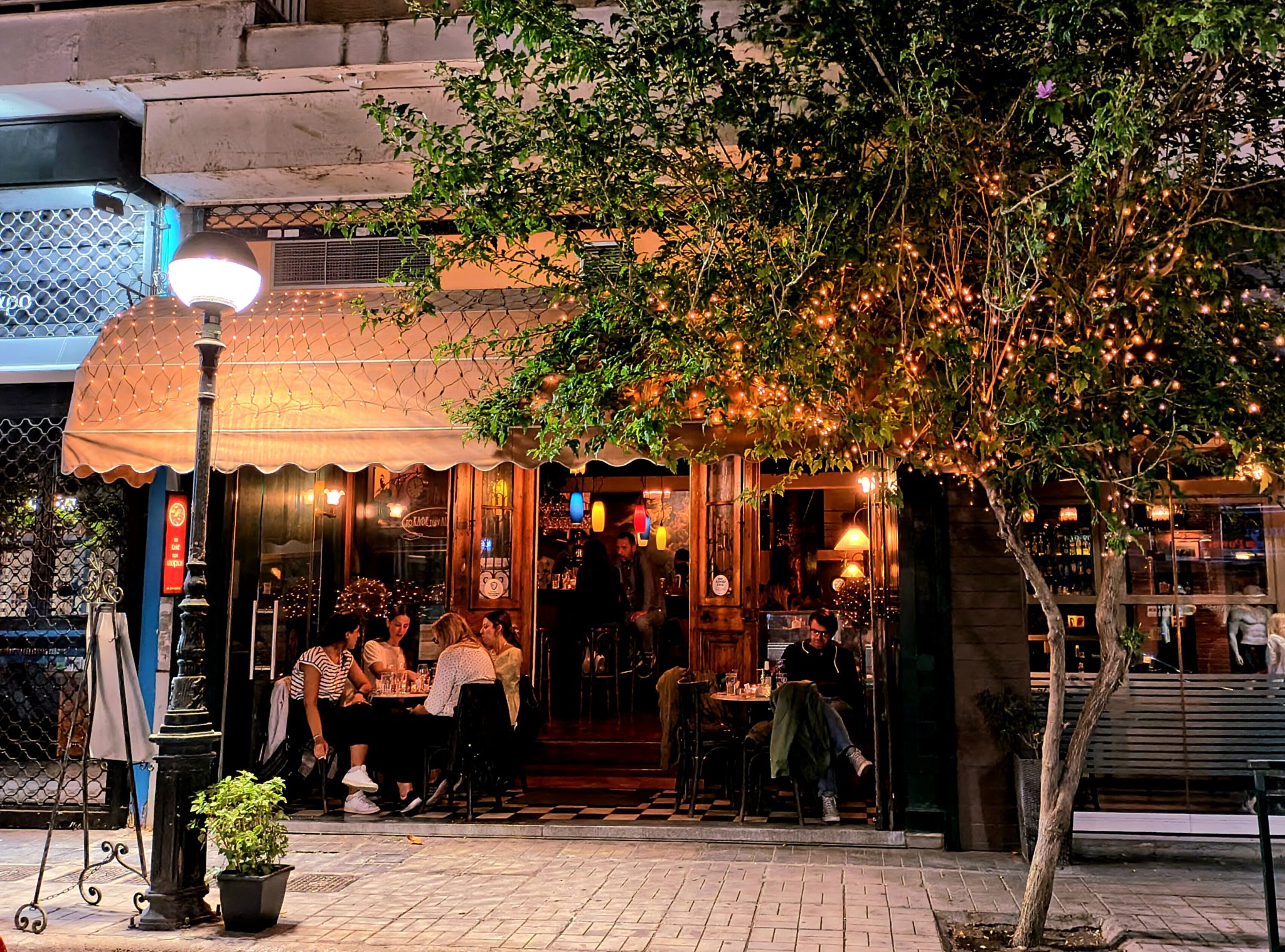 Παίρνουμε το μετρό και πάμε βόλτα στα πιο ψαγμένα στέκια του Πειραιά