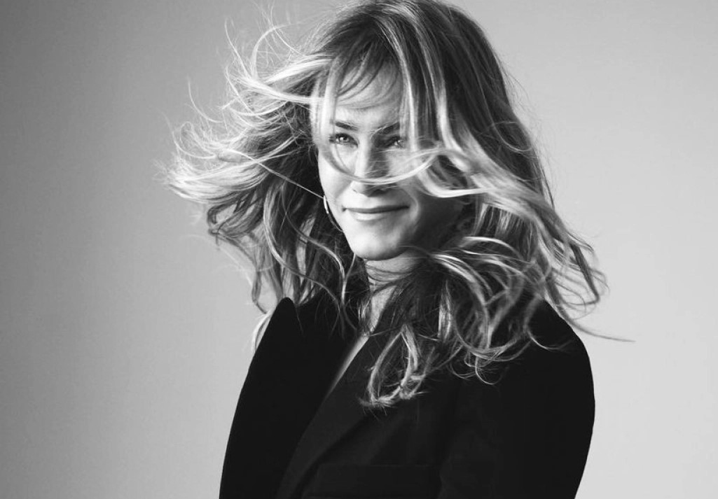 Η Jennifer Aniston θα σας πείσει να αφήσετε ελεύθερες τις μπούκλες σας