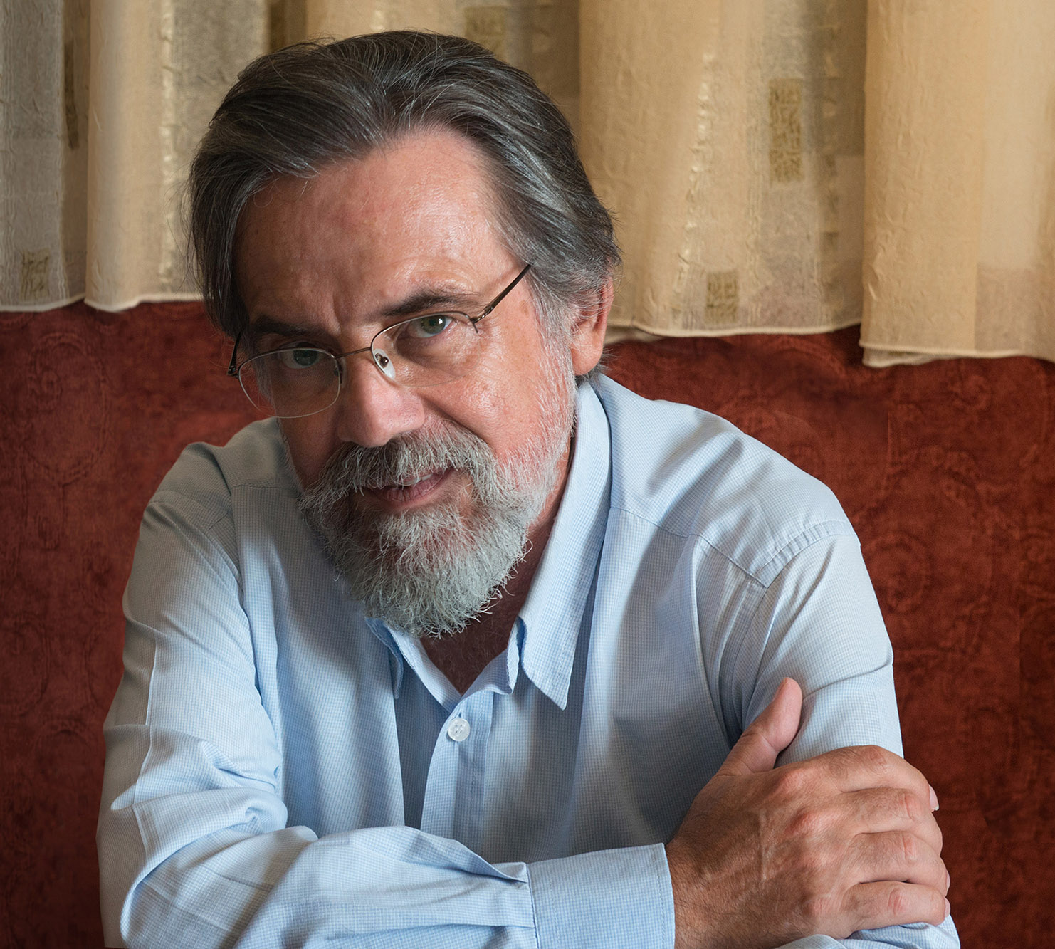 «Είναι γοητευτικό να μιλάς τη γλώσσα των παραμυθιών»: Ο συγγραφέας ...