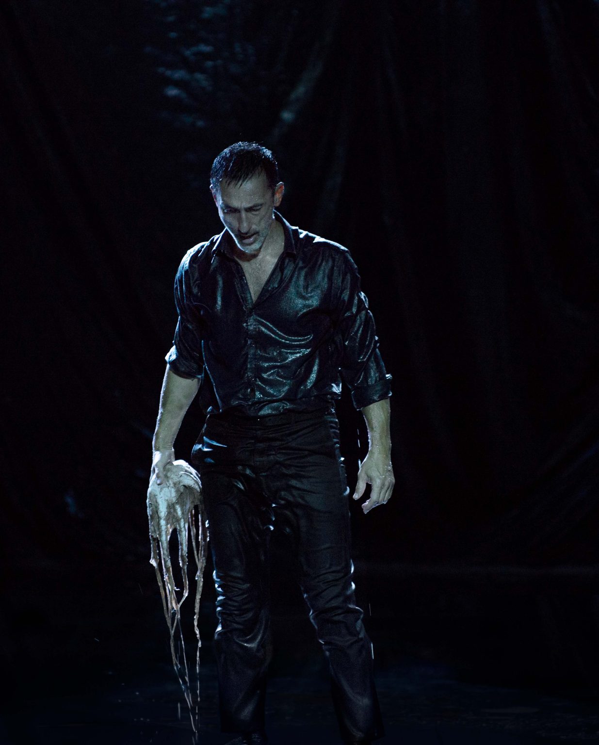 Ο Δημήτρης Παπαϊωάννου θέλει να μιλήσει για την επιθυμία, την ομορφιά και τη νεότητα