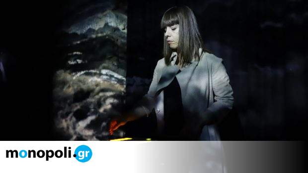 Η Violet Louise ανεβάζει τις «Τρωαδες» για να μιλήσει για τον ...