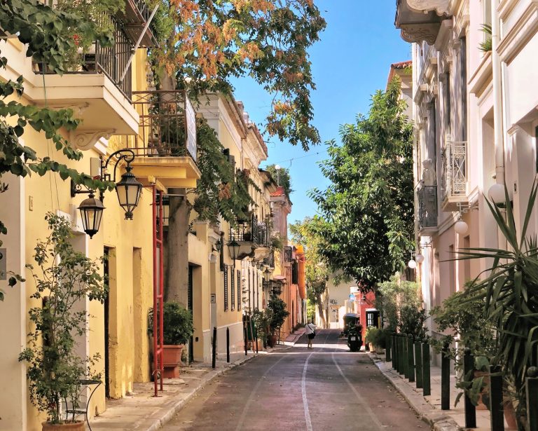 Βόλτα στην Πλάκα: Πού θα φάμε και θα πιούμε μαζί με καλή παρέα;