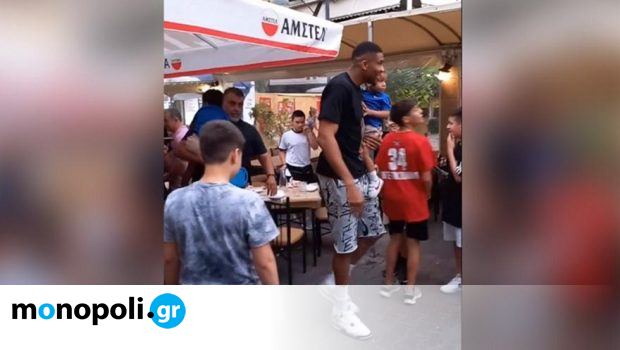 Ο Γιάννης Αντετοκούνμπο επισκέφτηκε ταβέρνα στον Βύρωνα και ενθουσίασε ...