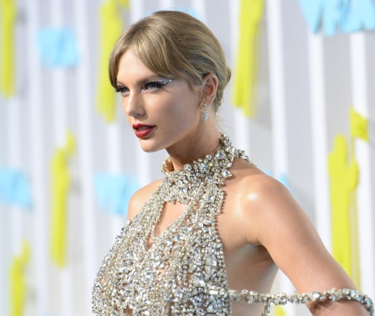Taylor Swift: Κυκλοφόρησε στα ελληνικά το πρώτο βιβλίο για τη ζωή της ...